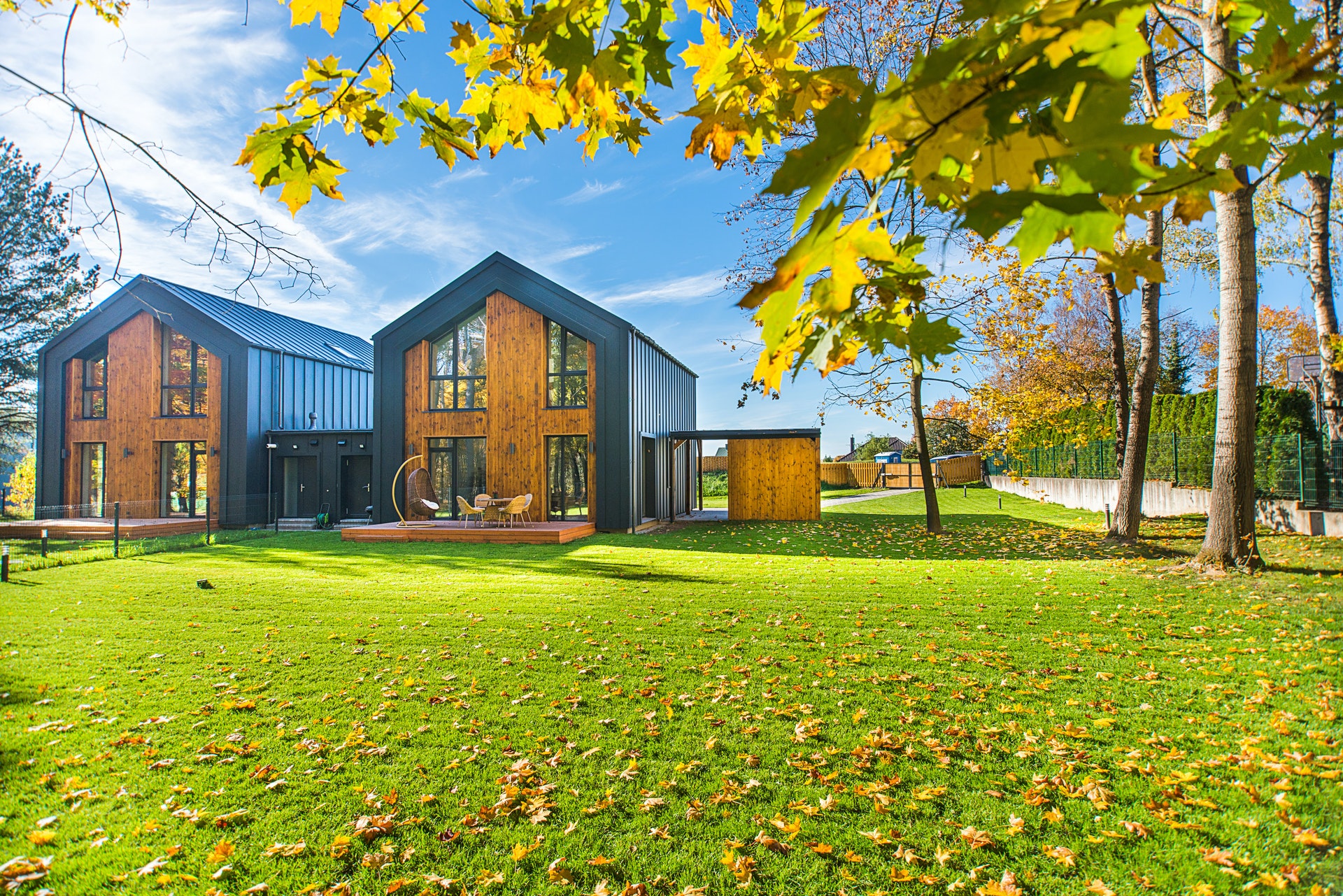 10 Self-Sufficient Homes for a Sustainable Lifestyle